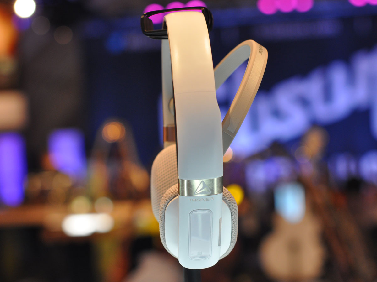 CES 2015: Gibson's Trainer headphones have built-in night-running ...
