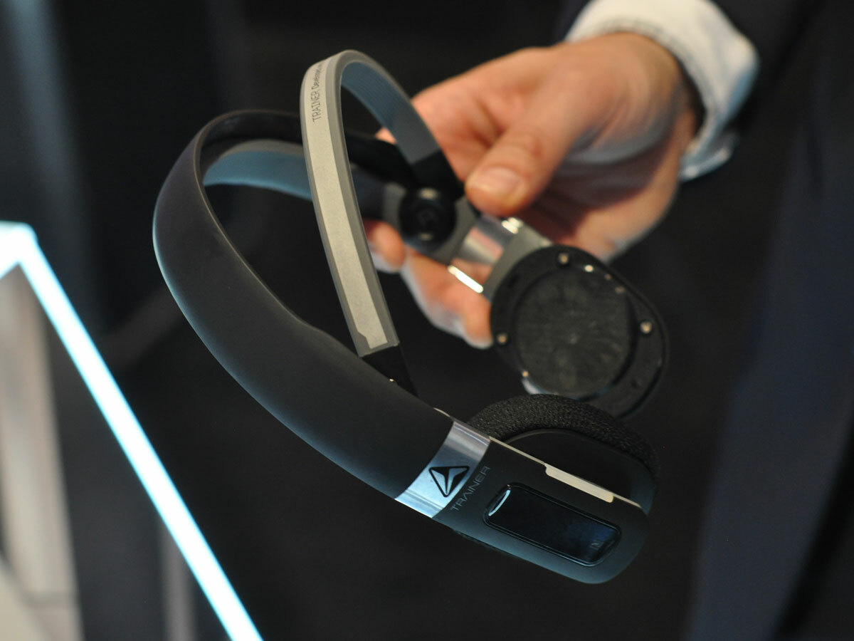 CES 2015: Gibson's Trainer headphones have built-in night-running ...