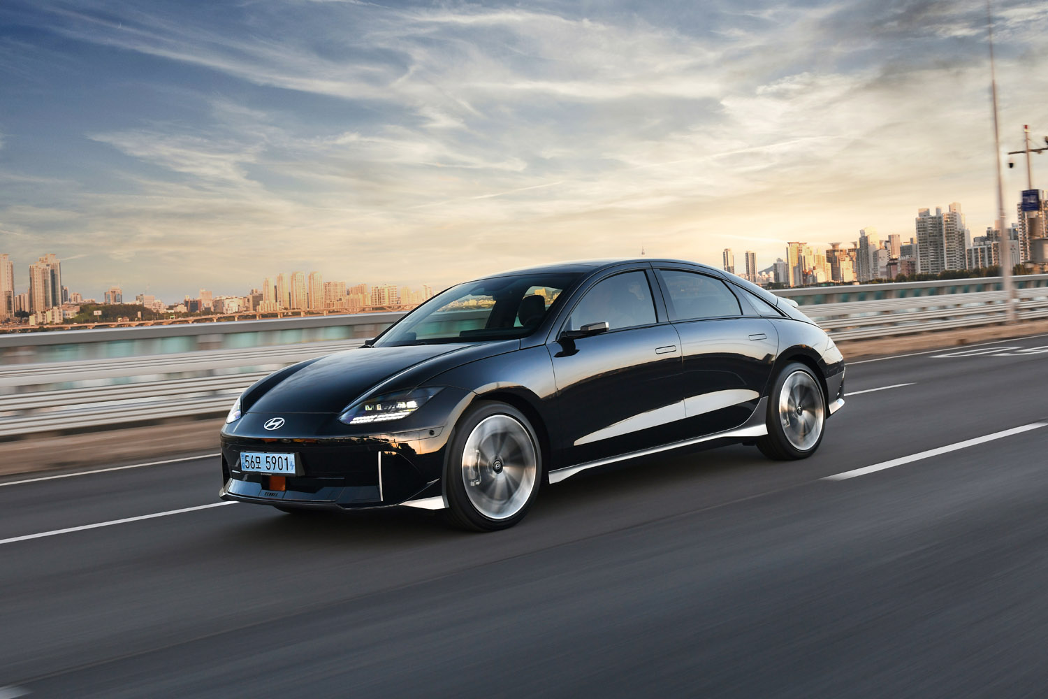 Hyundai Ioniq 6 review: streamlined EV saloon | Stuff