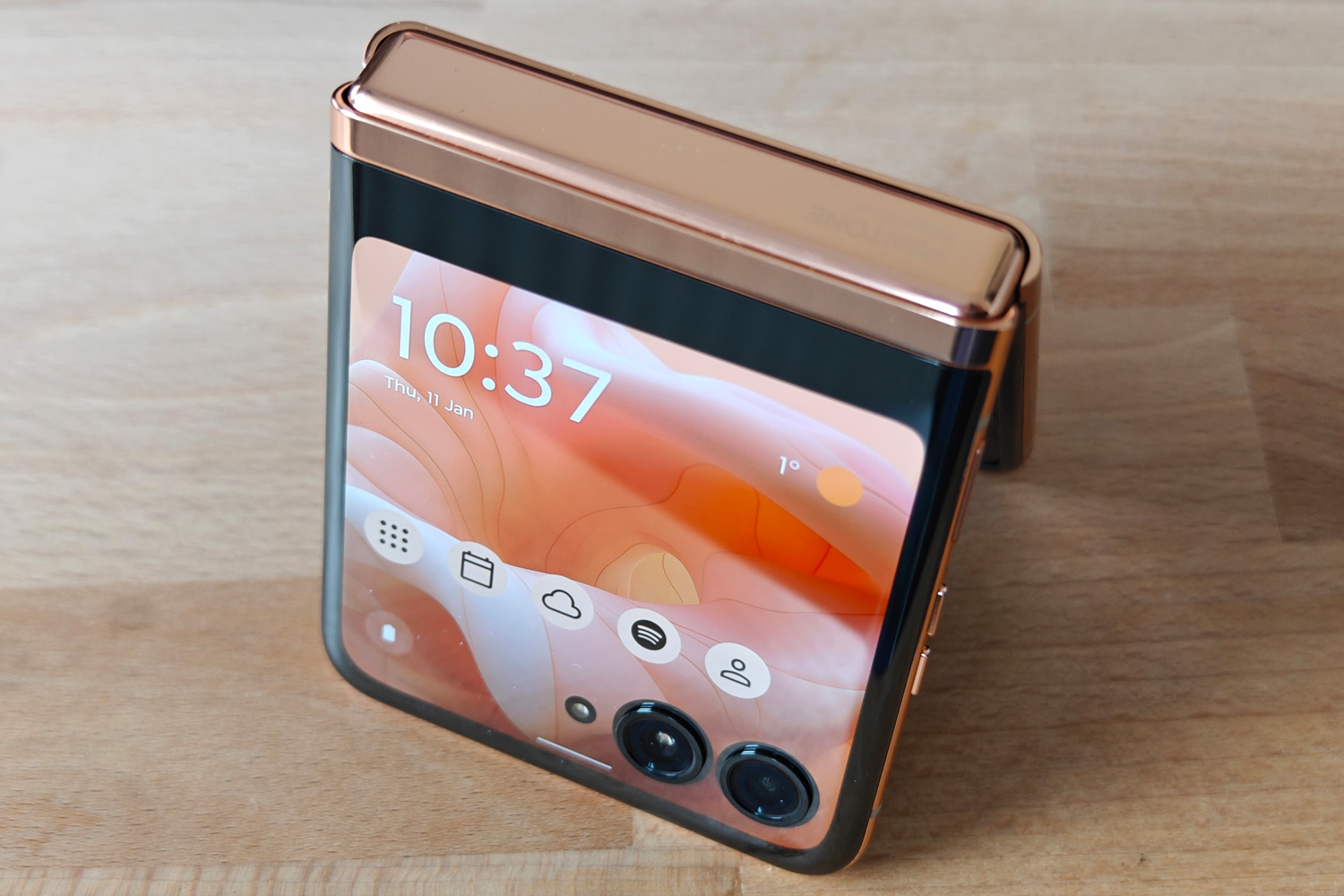 Motorola Razr 40 Ultra review / Razr+ review: a peachy clamshell | Stuff