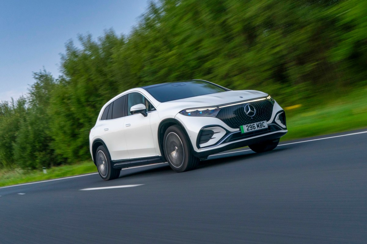 Mercedes Benz Eqs Suv Review Packed With Tech Stuff