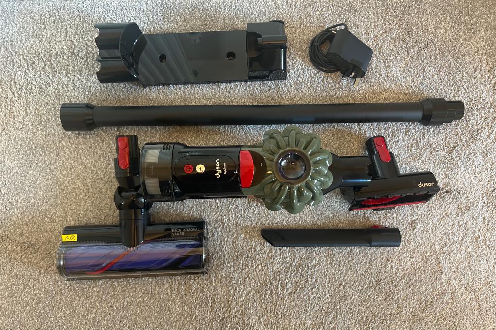 The new Dyson V8 Cyclone cordless vac fixes everything that annoyed me ...